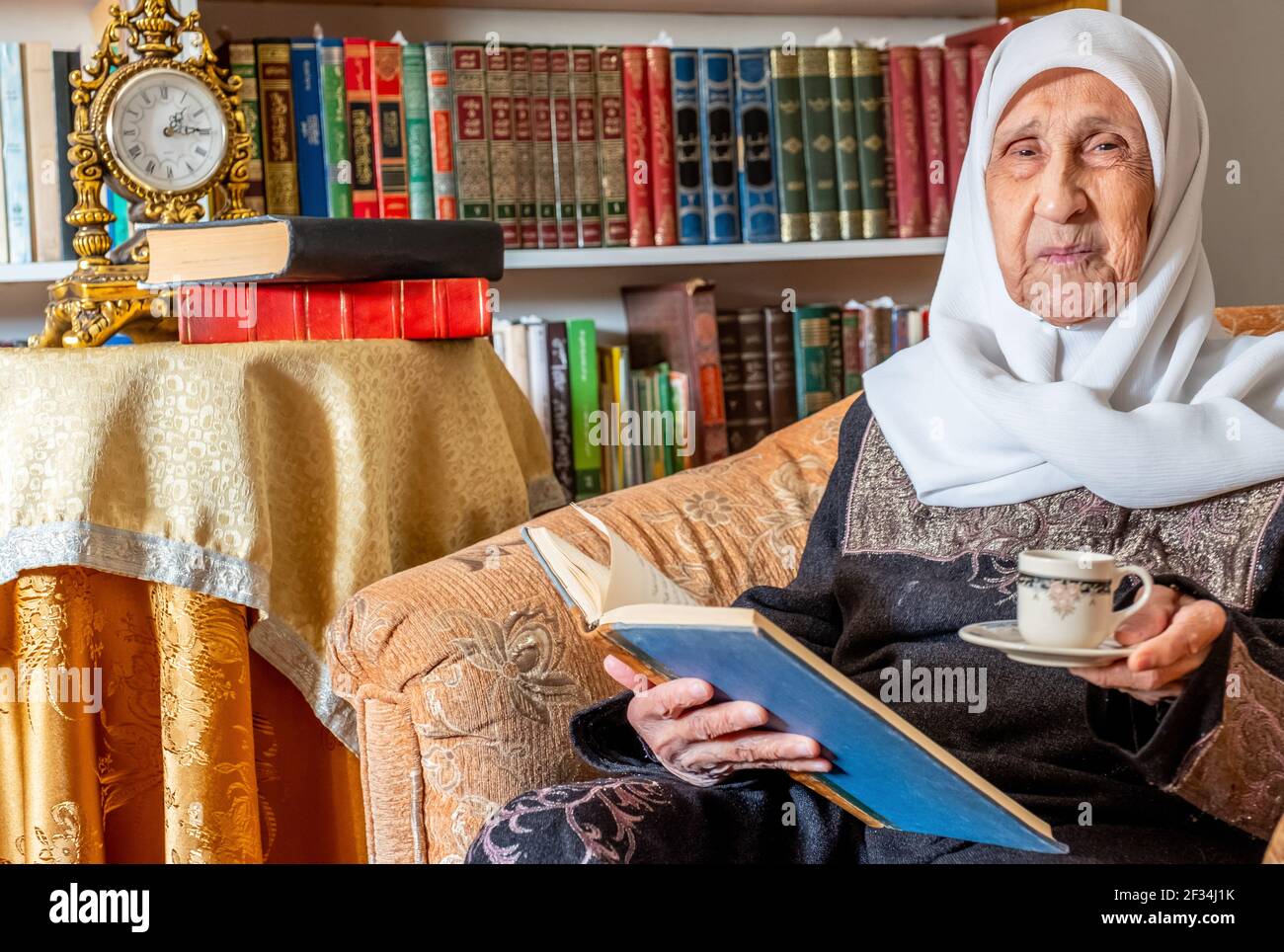 Arabic msulim woman reading book Stock Photo - Alamy