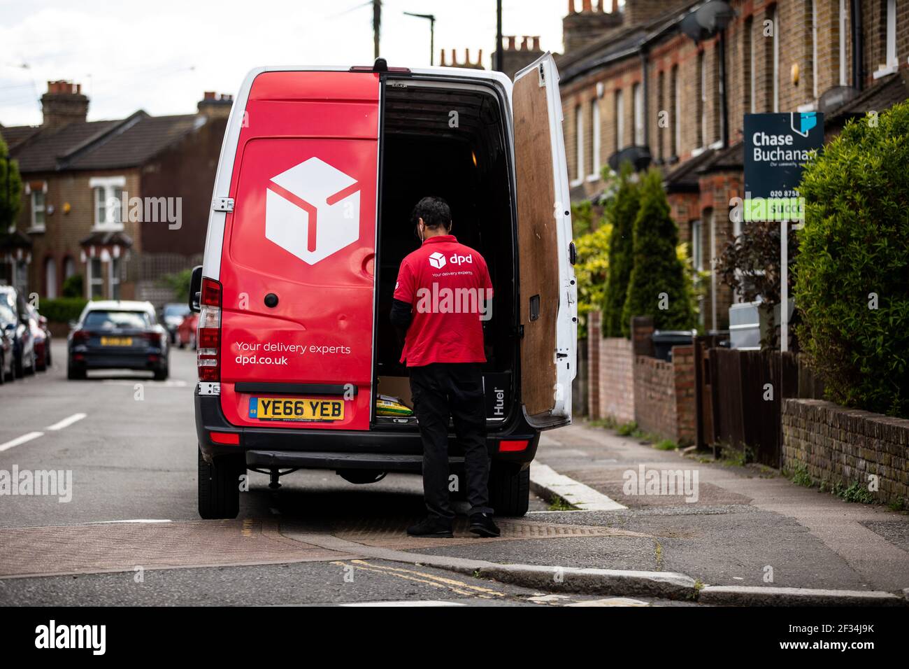 Dpd delivery driver hi-res stock photography and images - Alamy