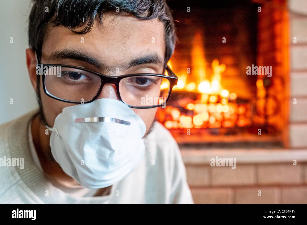 Arabic Muslim man wearing a mask to protect himself Stock Photo - Alamy