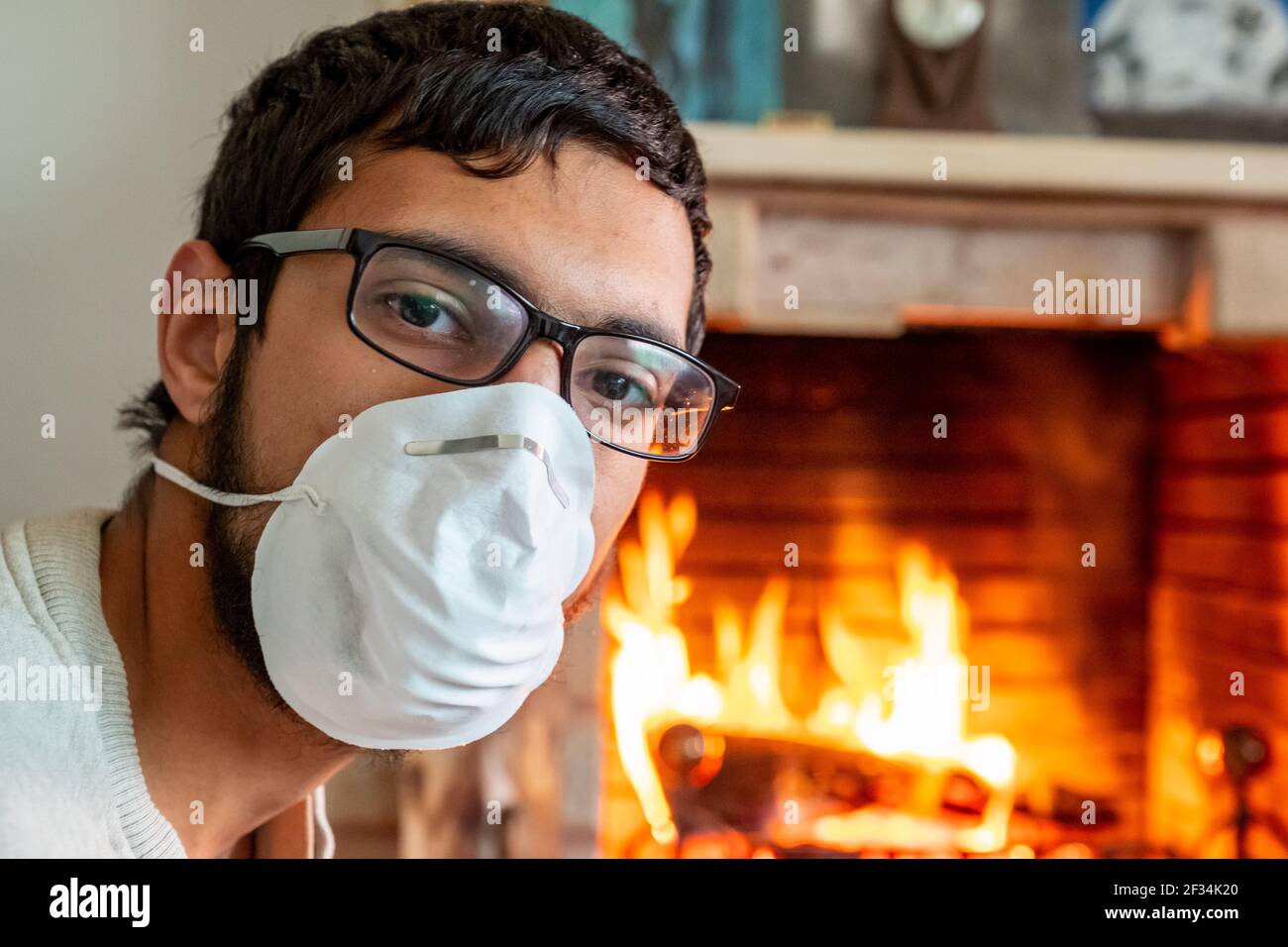 Arabic Muslim man wearing a mask to protect himself Stock Photo - Alamy