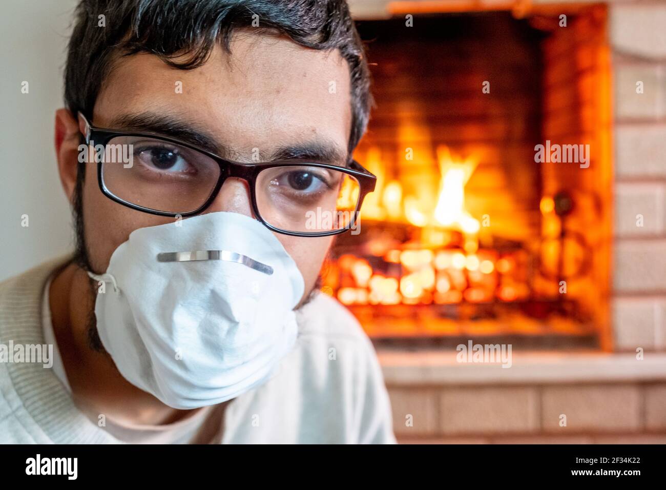 Arabic Muslim man wearing a mask to protect himself Stock Photo - Alamy