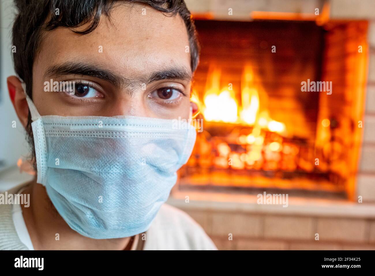 Arabic Muslim man wearing a mask to protect himself Stock Photo - Alamy
