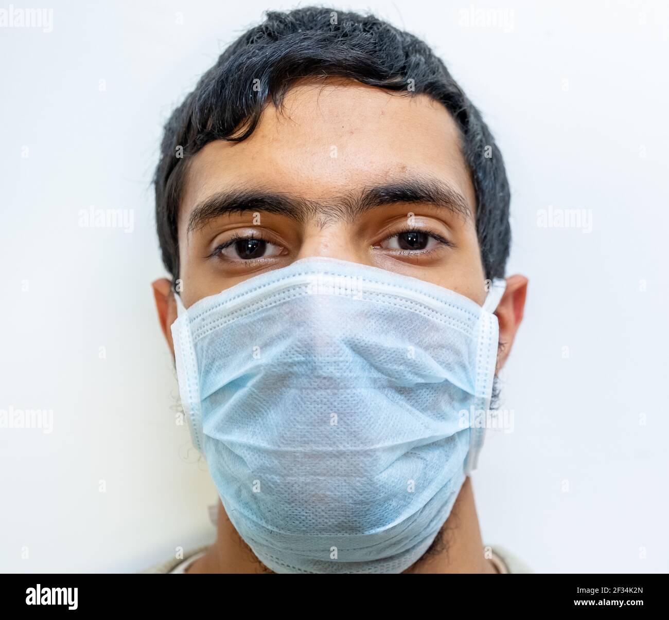 Arabic Muslim man wearing a mask to protect himself Stock Photo - Alamy