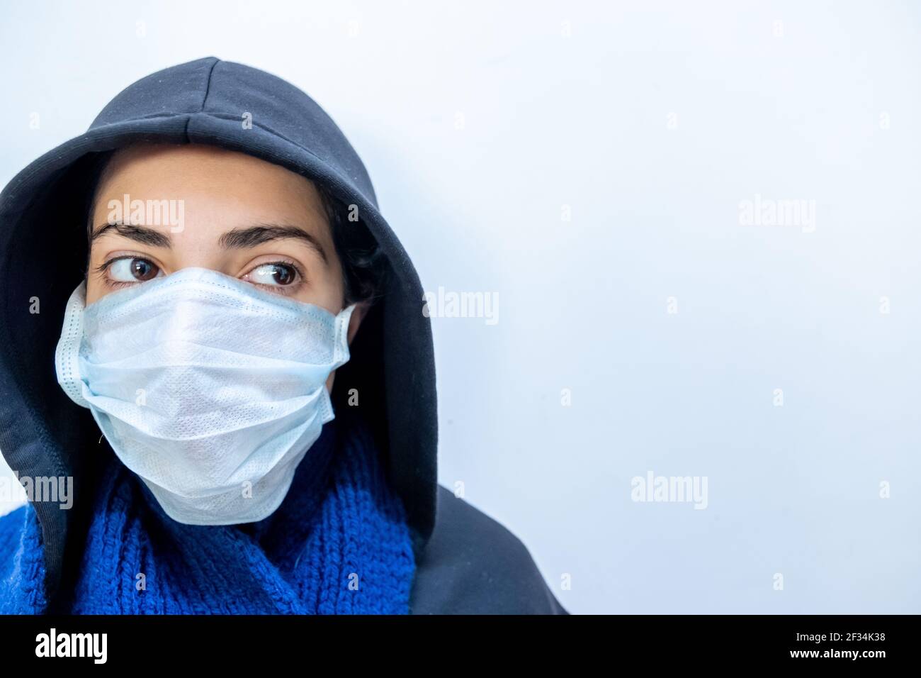 Arabic Muslim woman wearing a mask to protect herself Stock Photo - Alamy