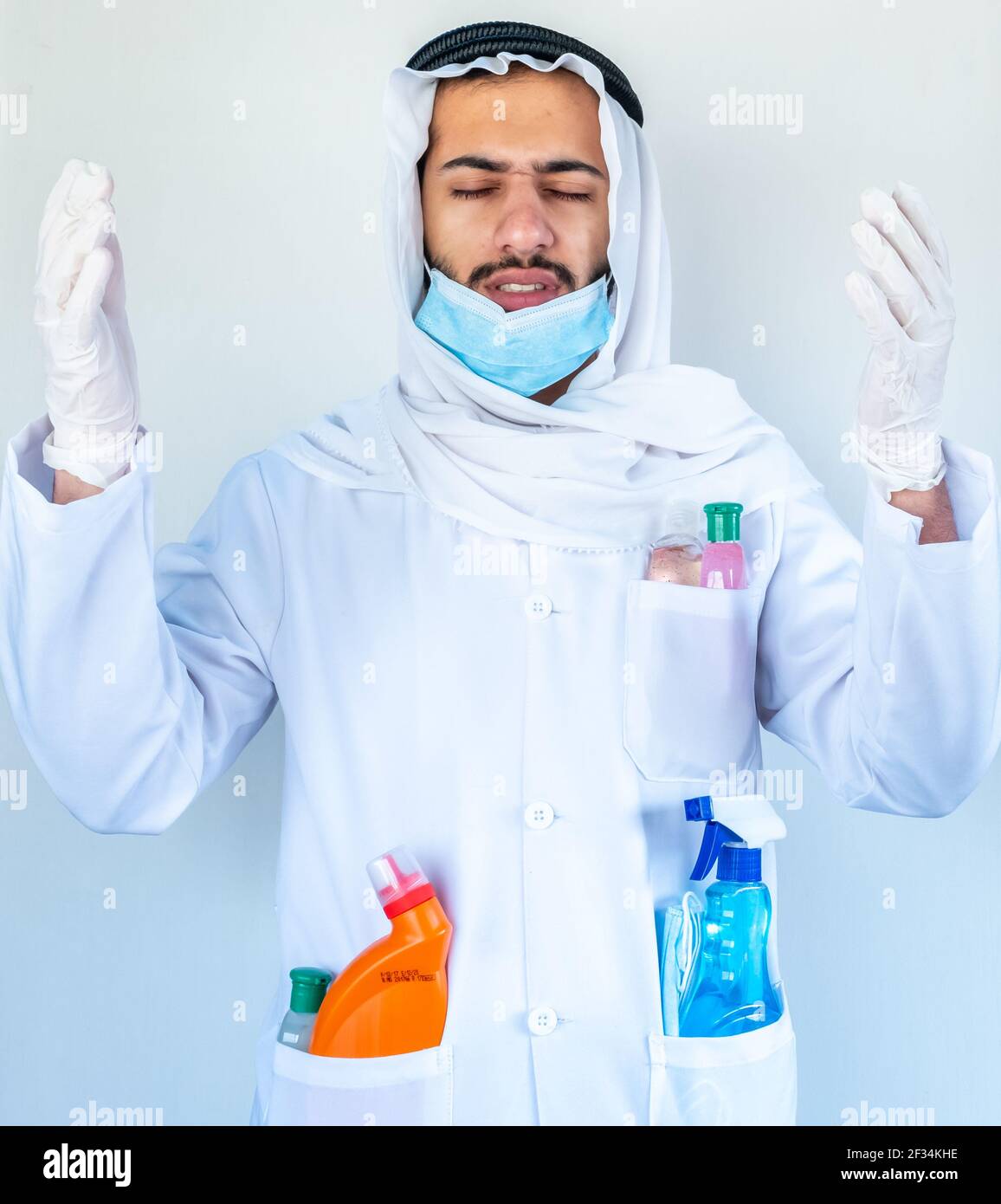 Arabic Muslim doctor praying for infected people Stock Photo - Alamy