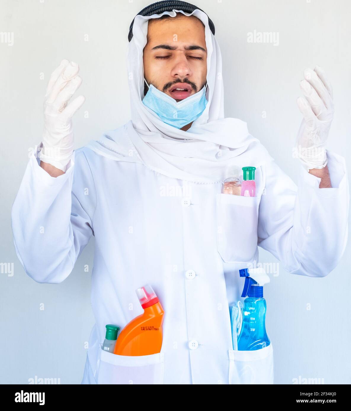 Arabic Muslim doctor praying for infected people Stock Photo - Alamy
