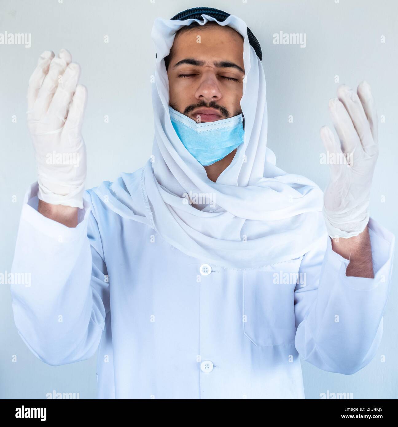 Arabic Muslim doctor praying for infected people Stock Photo - Alamy