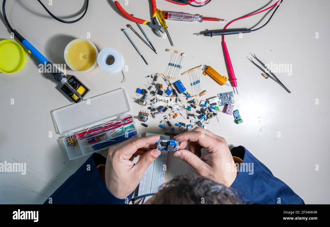 Guy holding electronic parts hi-res stock photography and images - Alamy