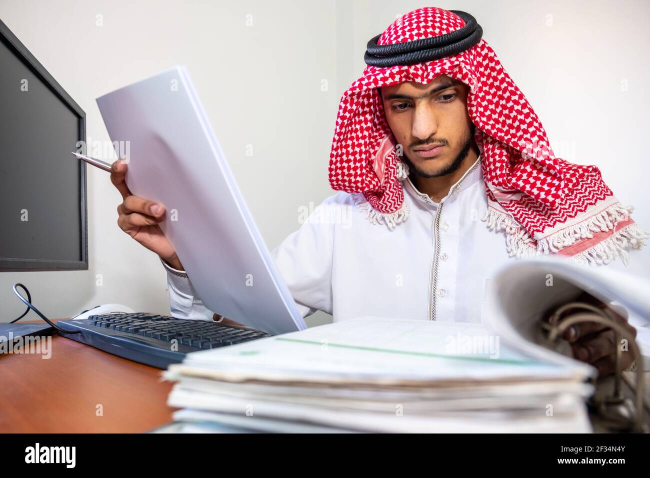 Arabic muslim employee completing the task in his hand Stock Photo - Alamy