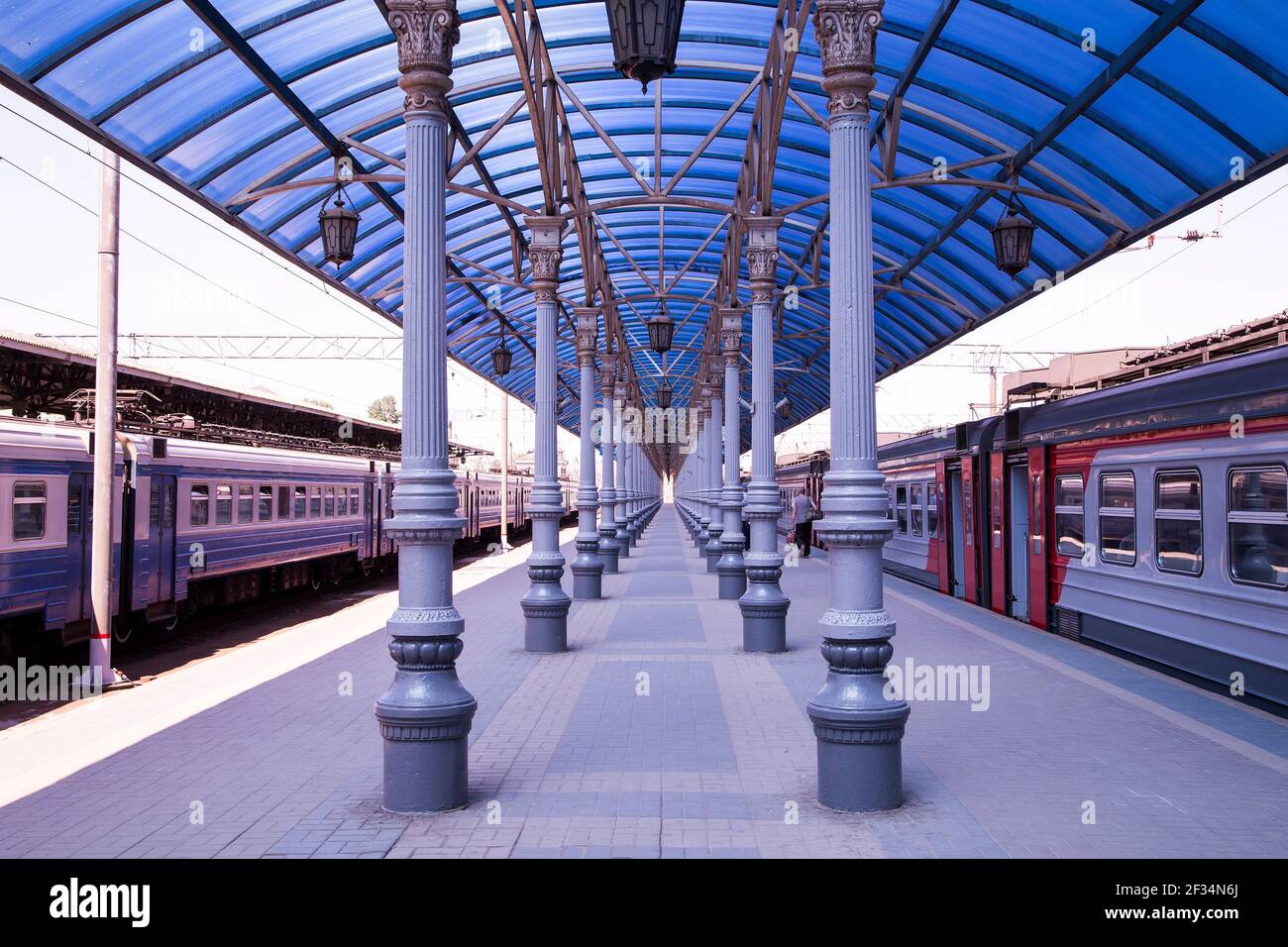 Train on Moscow passenger platform (Yaroslavsky railway station ...