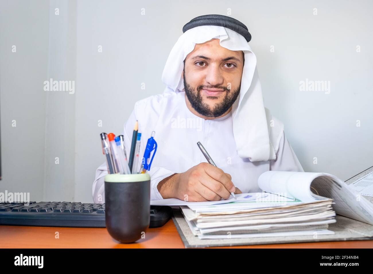 Dubai muslim man white beard hi-res stock photography and images - Alamy