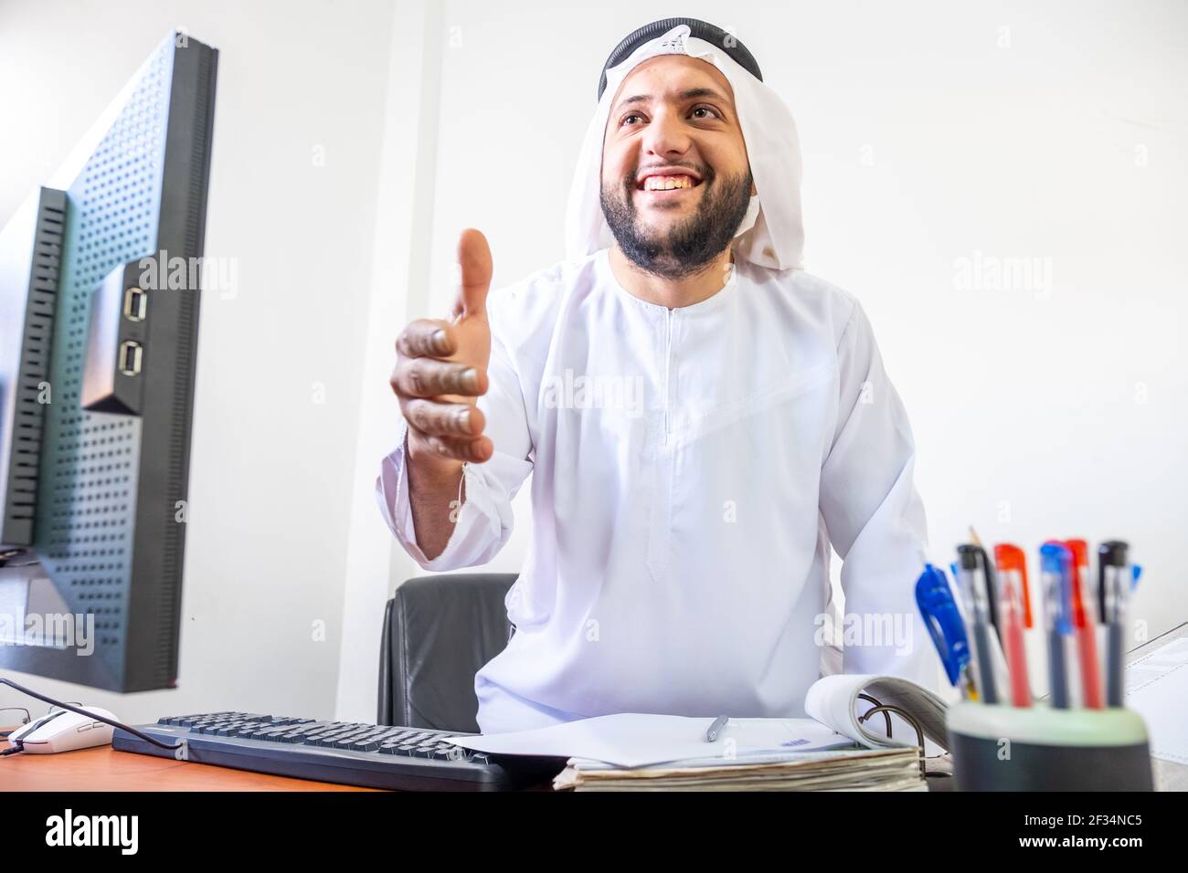 Arabic muslim manager standing to weclome his guest Stock Photo - Alamy
