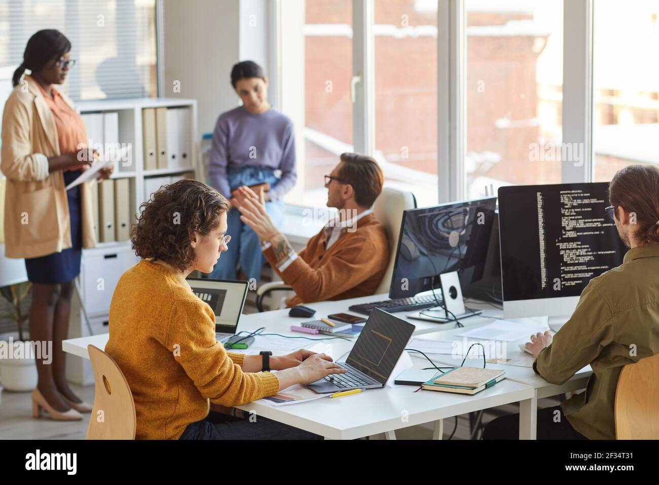 Collaborating programmers hi-res stock photography and images - Alamy