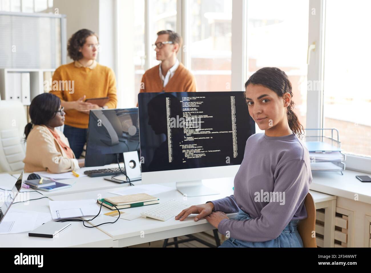 People working in office india hi-res stock photography and images - Alamy