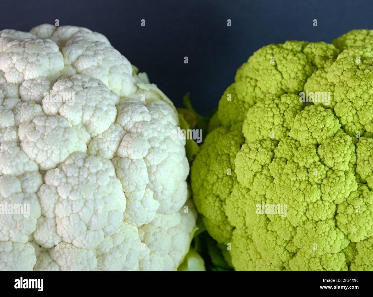 One white and one green cauliflower seen up close Stock Photo - Alamy