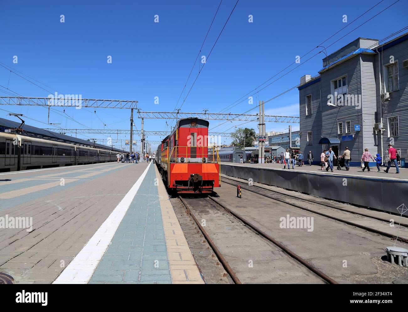 Train on Moscow passenger platform (Yaroslavsky railway station ...