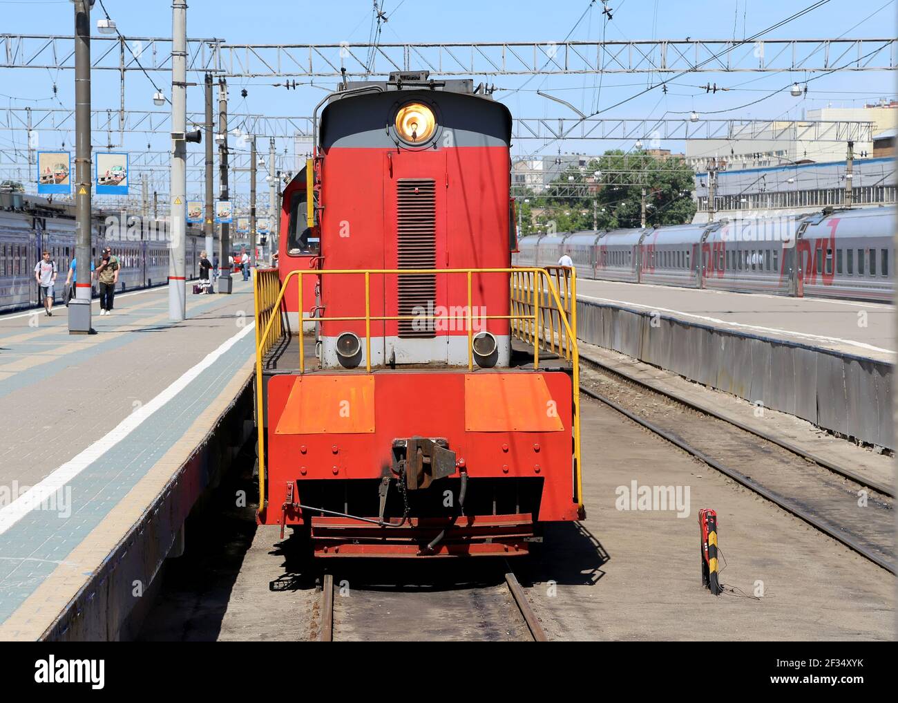 Train on Moscow passenger platform (Yaroslavsky railway station ...