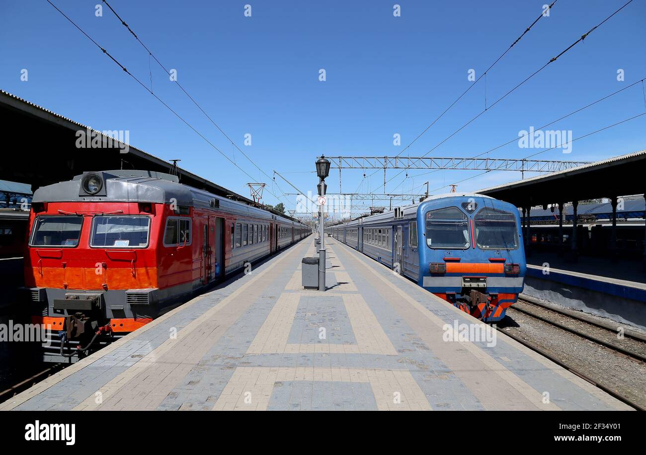 Train on Moscow passenger platform (Yaroslavsky railway station ...