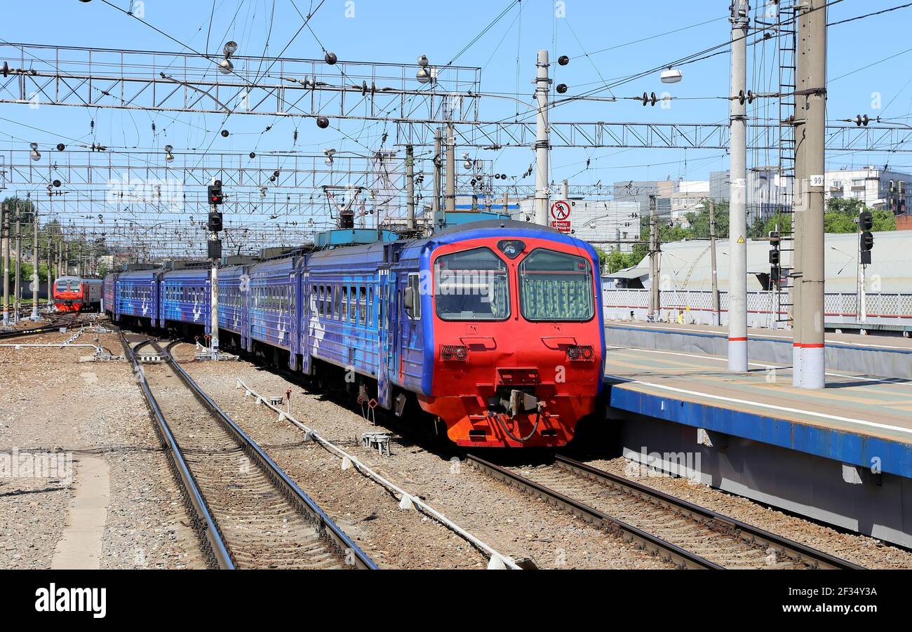 Train on Moscow passenger platform (Yaroslavsky railway station ...