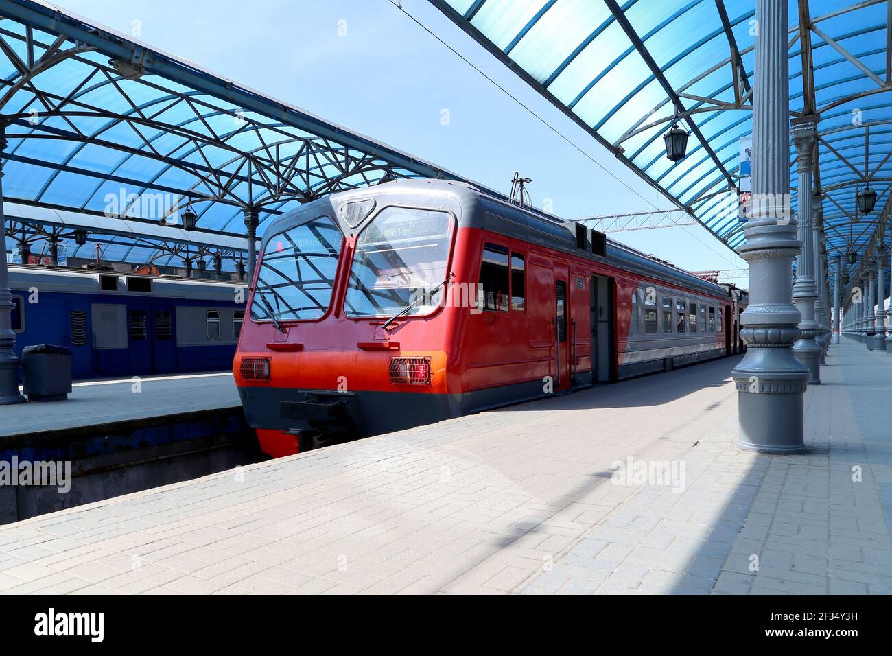 Train on Moscow passenger platform (Yaroslavsky railway station ...