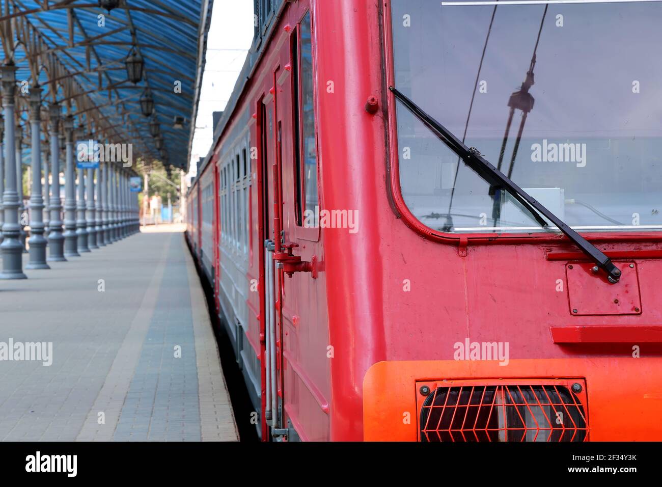 Train on Moscow passenger platform (Yaroslavsky railway station ...