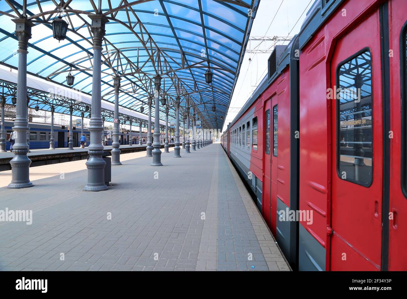 Train on Moscow passenger platform (Yaroslavsky railway station ...