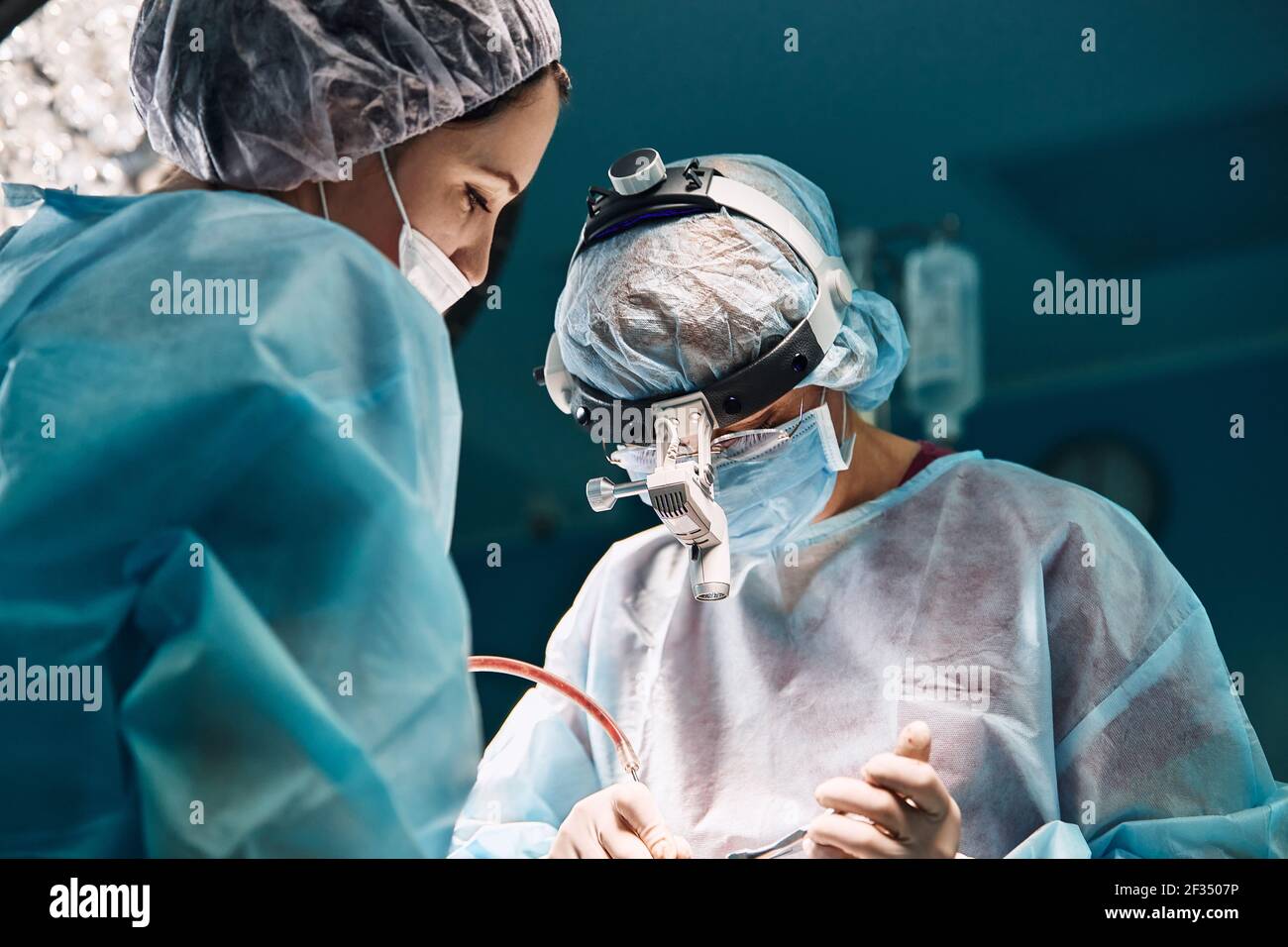Lady surgeons hi-res stock photography and images - Alamy