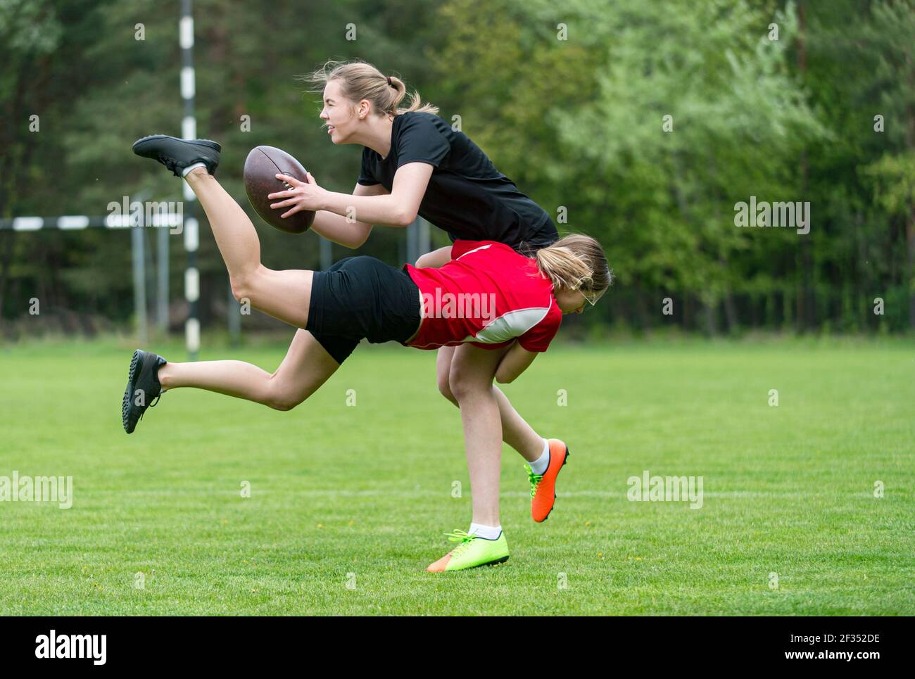 Girls playing rugby hi-res stock photography and images - Alamy