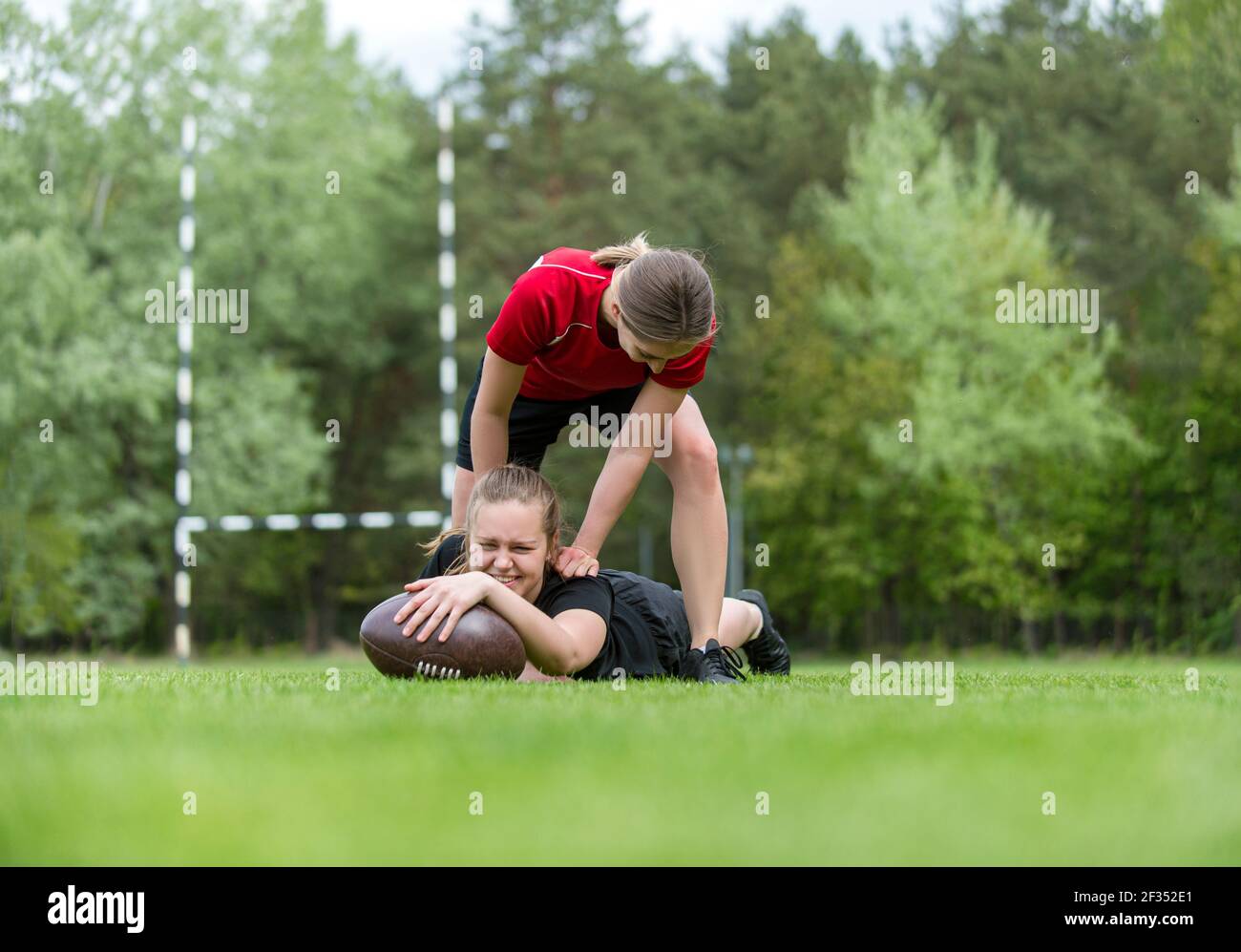 Girls playing rugby hi-res stock photography and images - Alamy