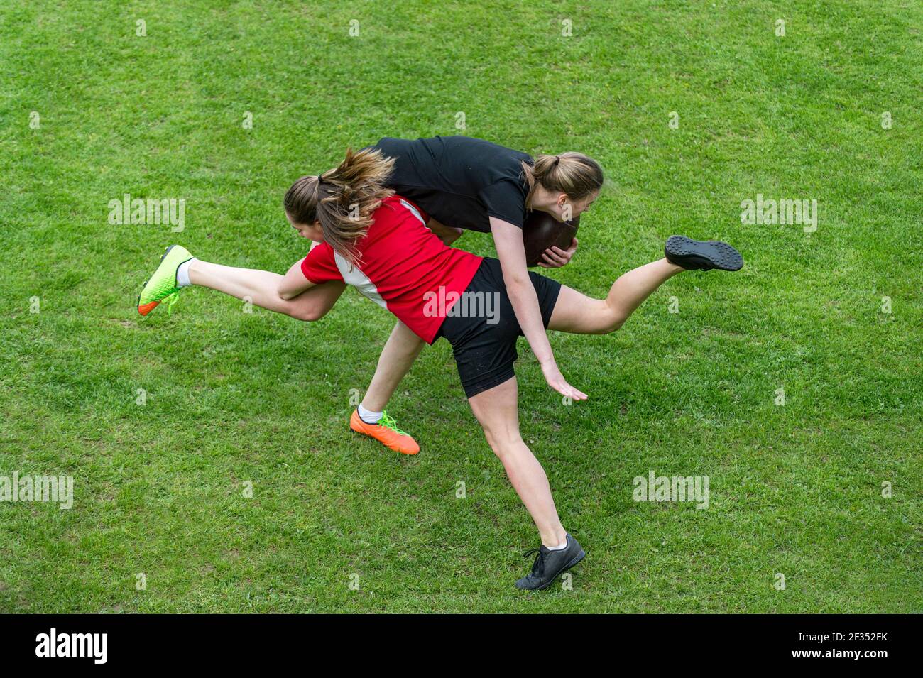 Girls playing rugby hi-res stock photography and images - Alamy