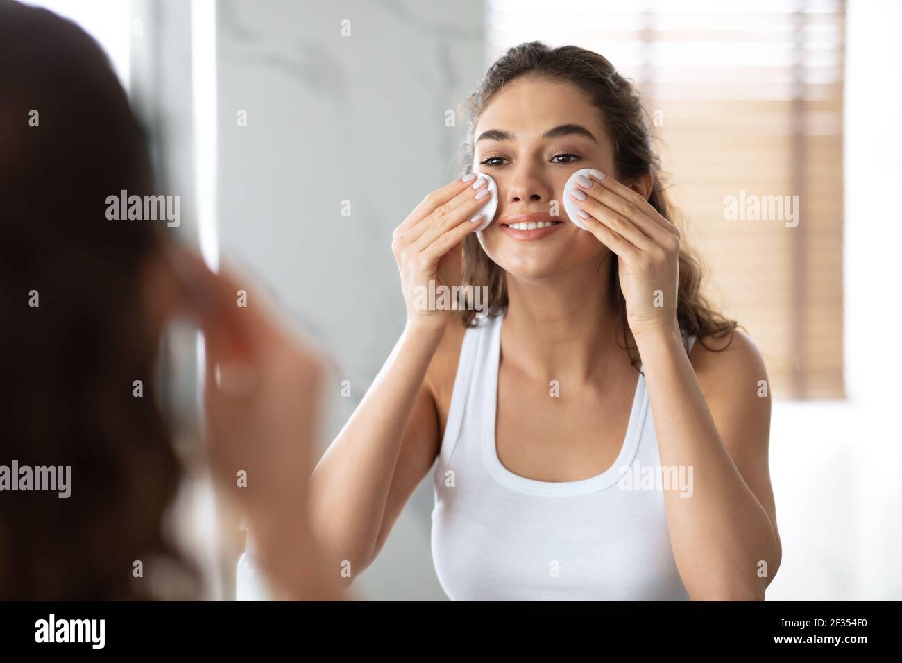 Hands under face hi-res stock photography and images - Alamy