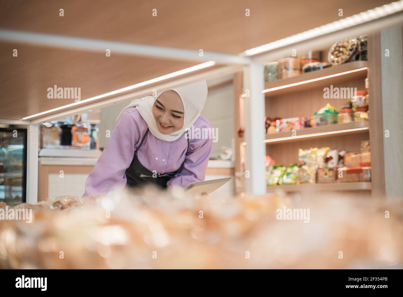 Muslim hijab shop display hi-res stock photography and images - Alamy