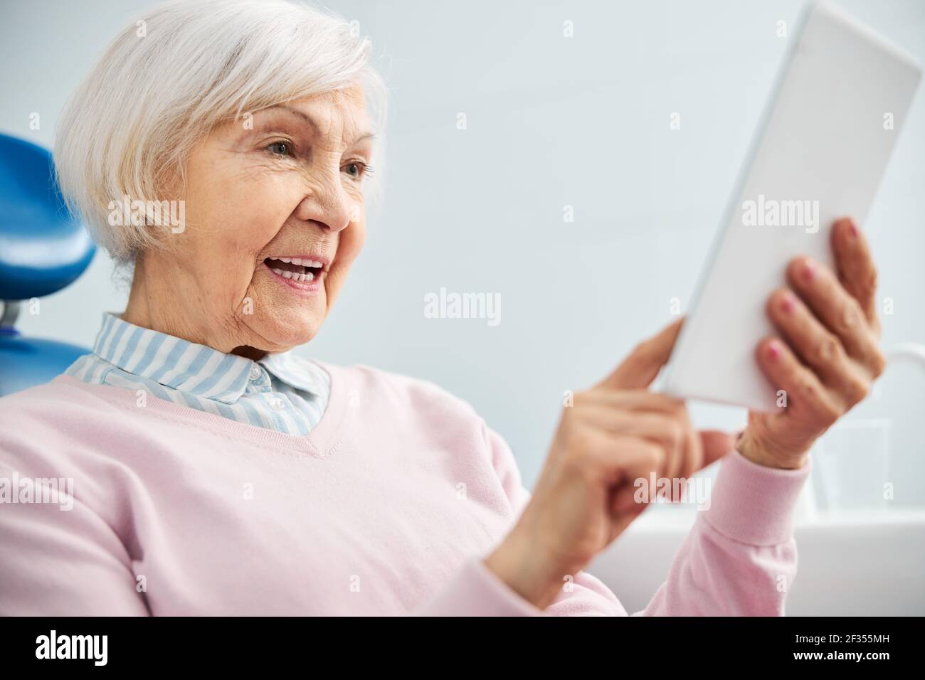 Old lady confused hi-res stock photography and images - Alamy