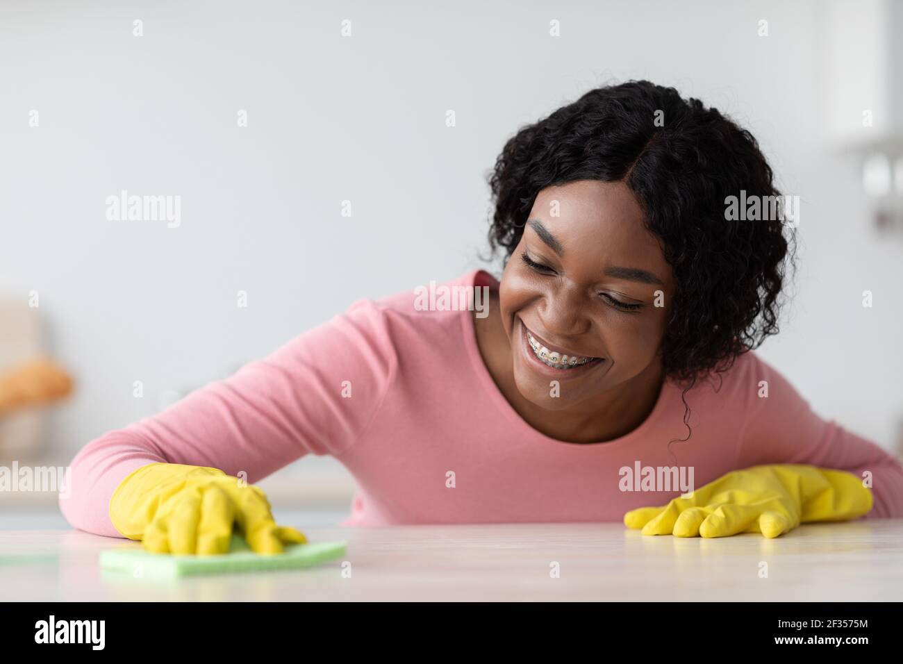 African american cleaning lady hi-res stock photography and images - Alamy