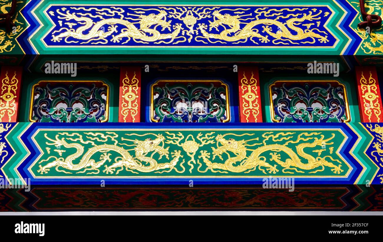 Golden dragons hi-res stock photography and images - Alamy