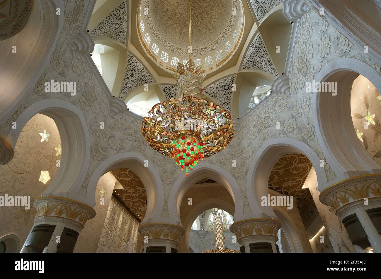 Abu Dhabi Sheikh Zayed White Mosque in UAE Stock Photo - Alamy