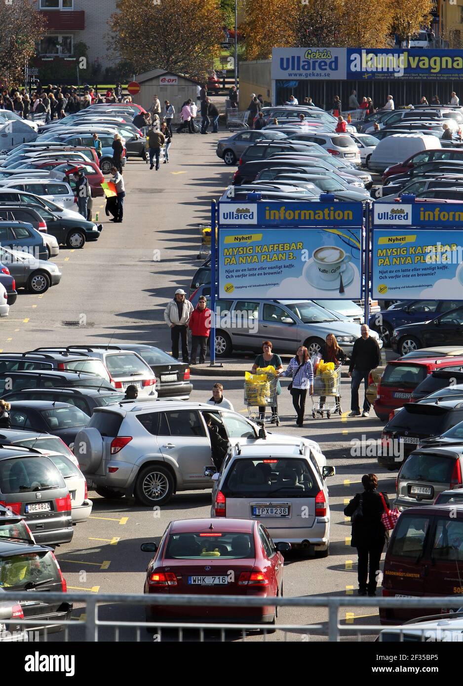 Cars in the parking lot of the Gekås department store in Ullared ...