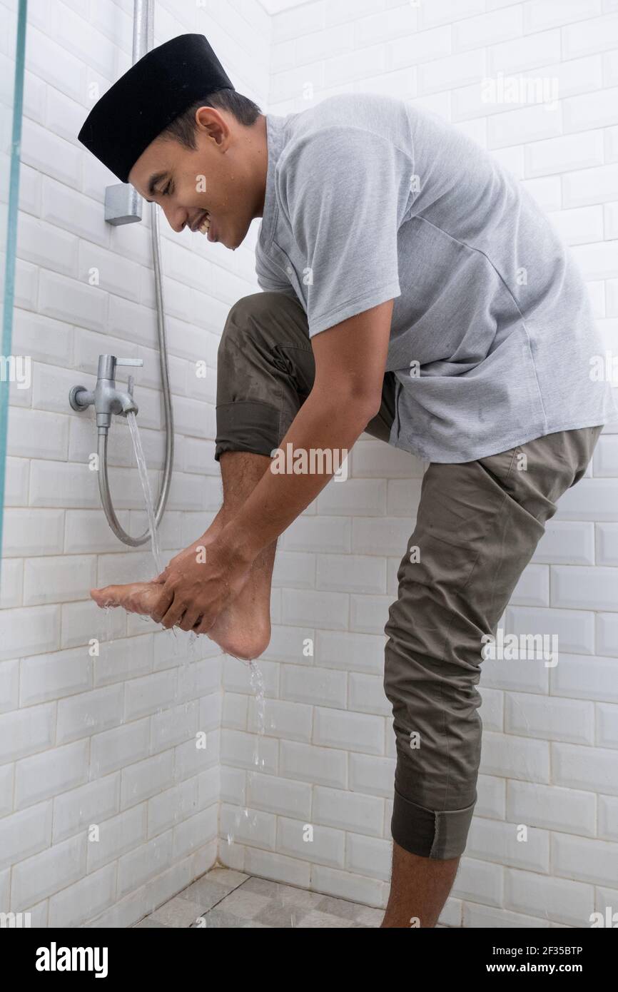 Young Muslim man perform ablution wudhu before prayer at home Stock ...