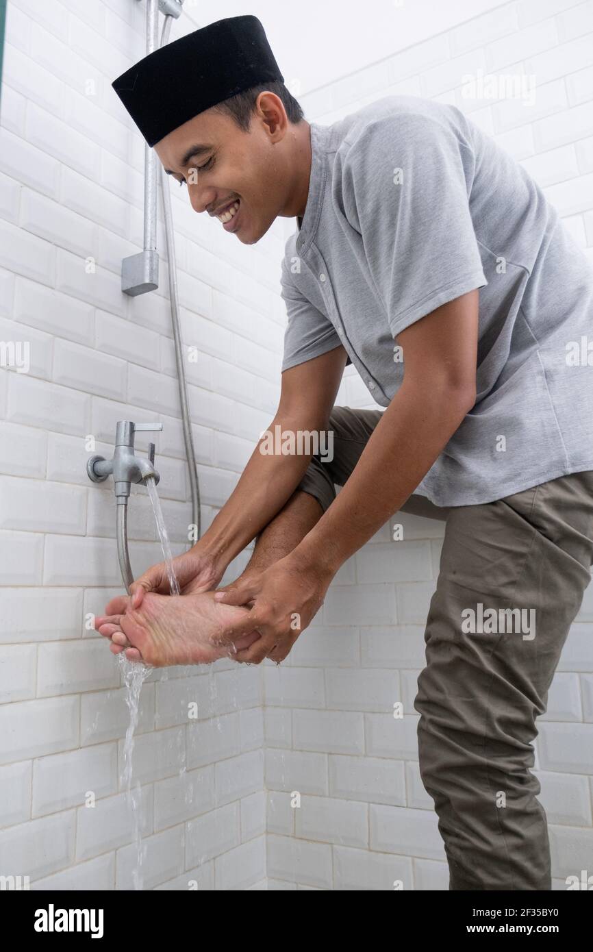 Young Muslim man perform ablution wudhu before prayer at home Stock ...
