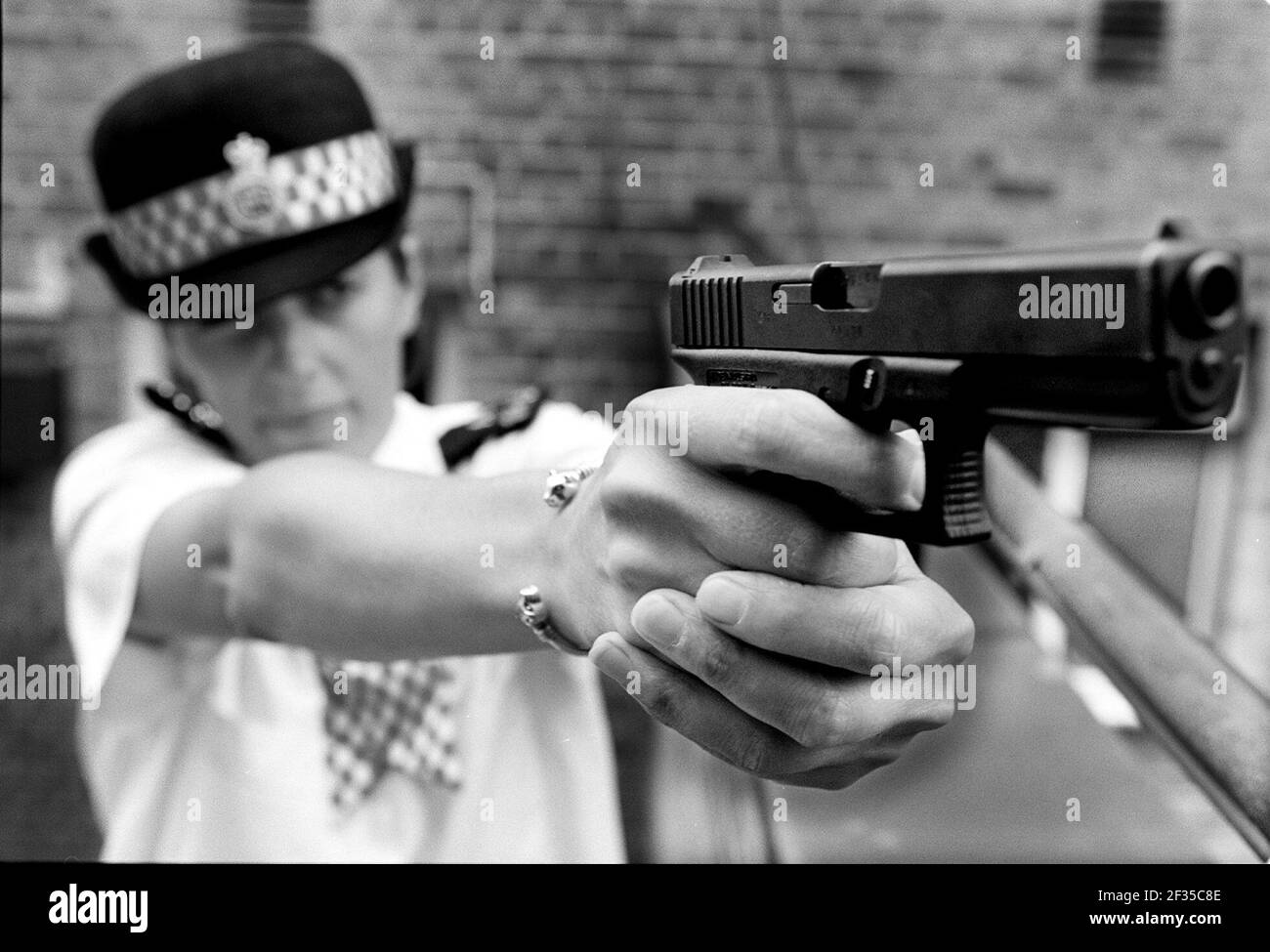 WPC OF THE CITY OF LONDON POLICE WITH THE NEW 9mm GUN. WOMEN POLICE ...