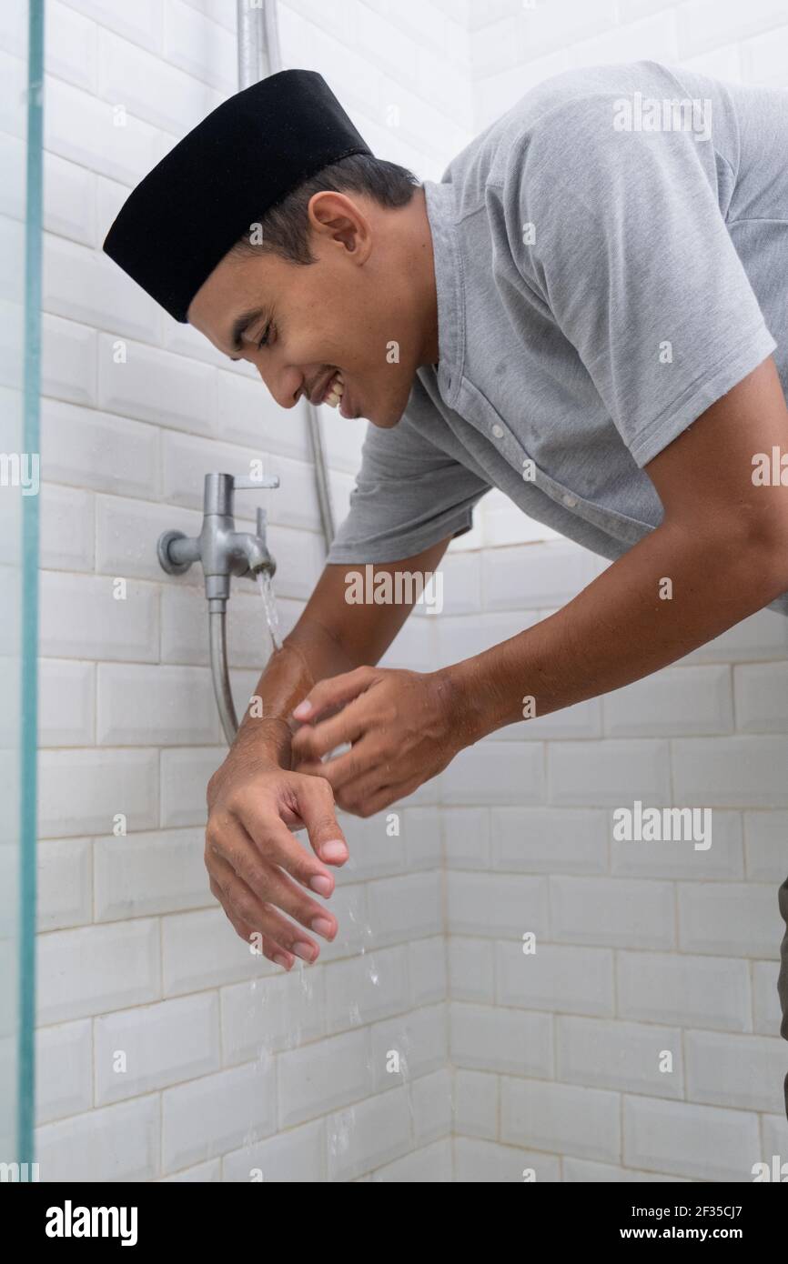 Young Muslim man perform ablution wudhu before prayer at home Stock ...