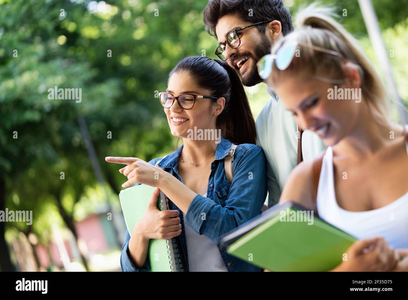 Teen uni hi-res stock photography and images - Alamy