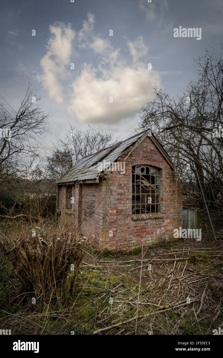 Run down brick building hi-res stock photography and images - Alamy