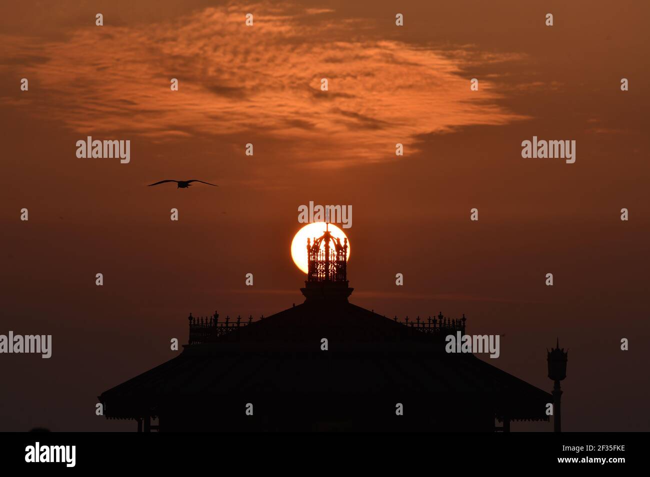 Sunset at Brighton seafront Stock Photo - Alamy