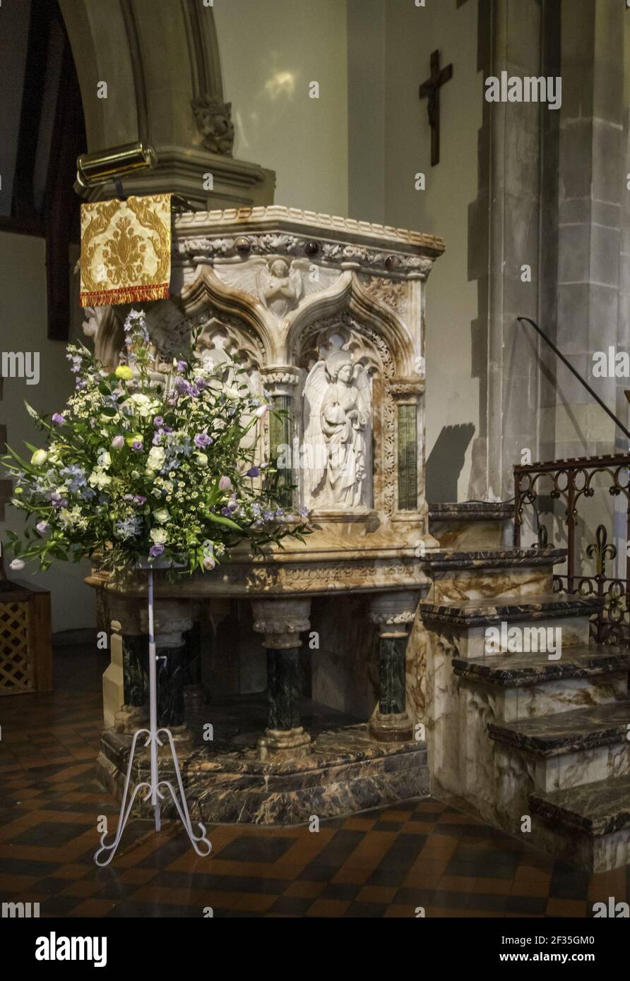 Pulpit flowers in church hi-res stock photography and images - Alamy