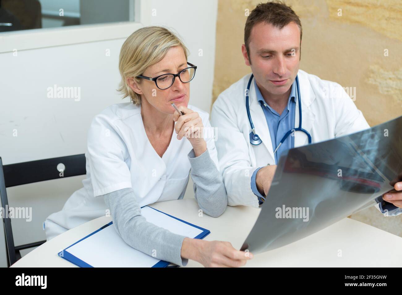 doctors inspecting a patients x-ray Stock Photo - Alamy