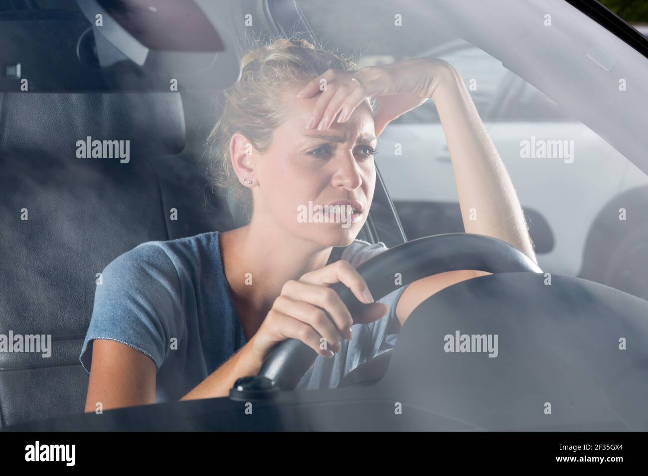 Woman waiting in car bored hi-res stock photography and images - Alamy