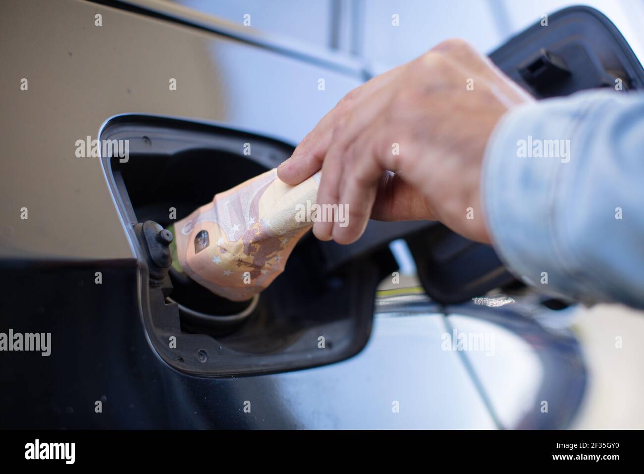 hand putting money in car Stock Photo - Alamy