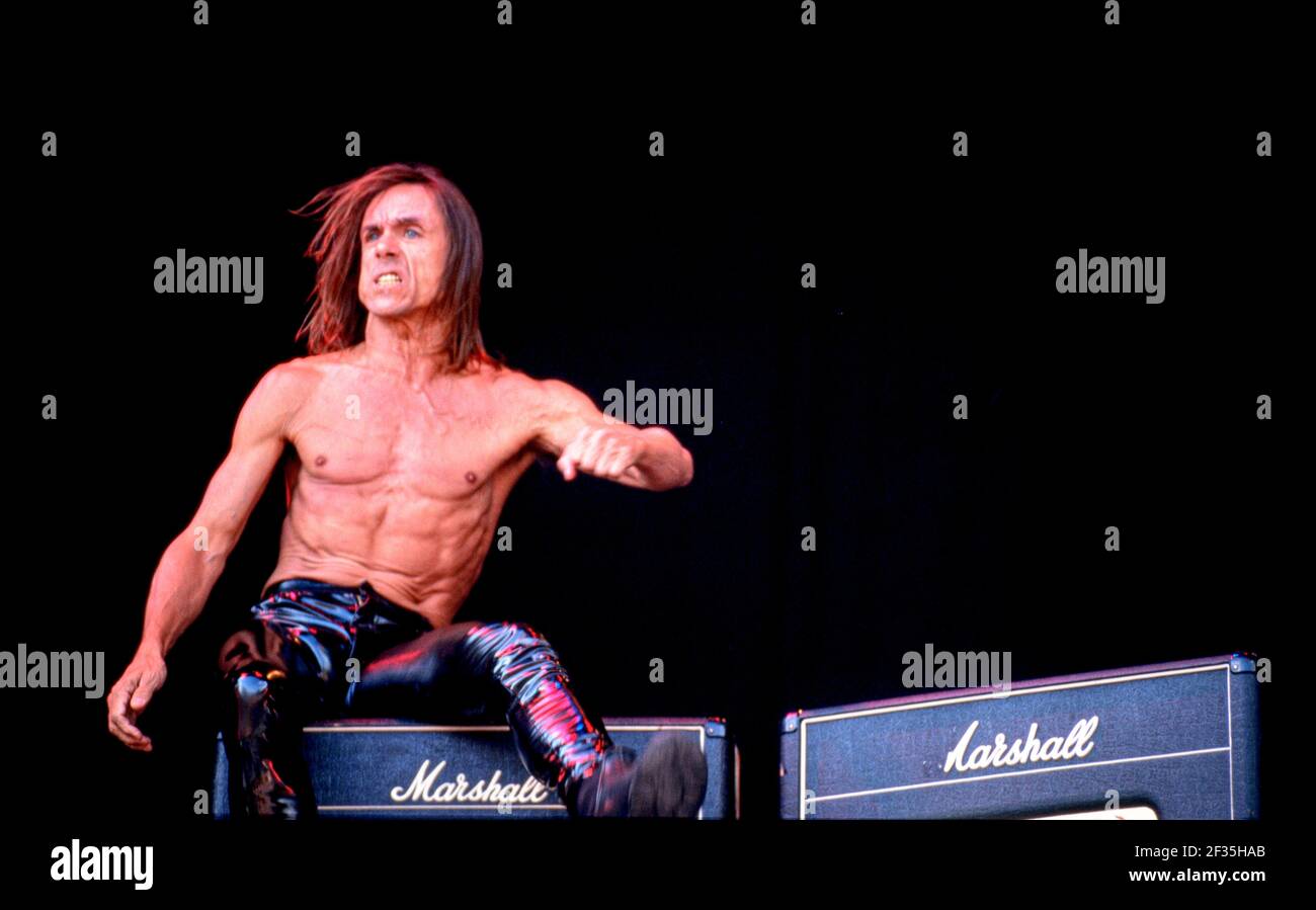 Lead singer pop group hi-res stock photography and images - Alamy