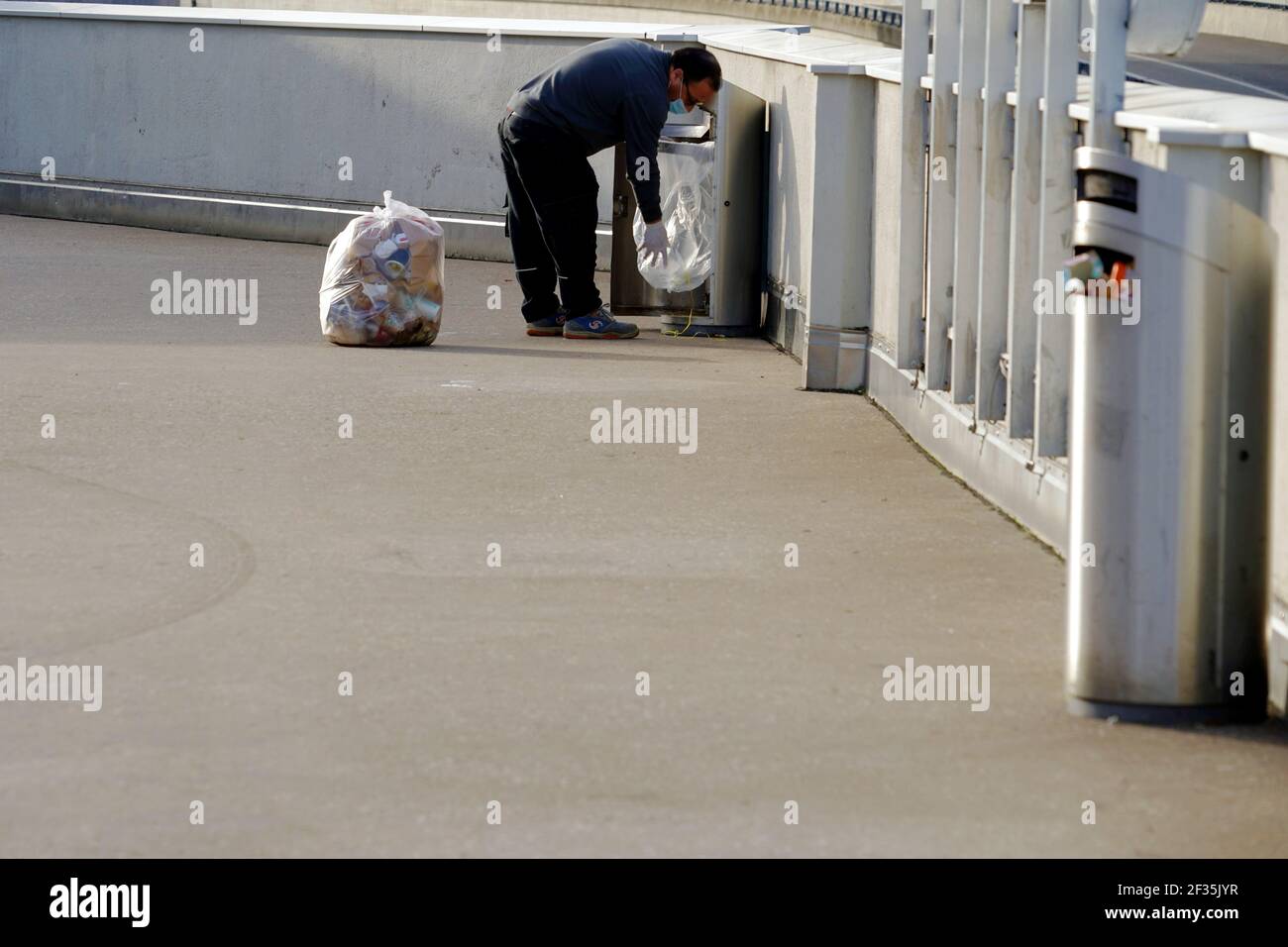 Changing plastic garbage bags hi-res stock photography and images - Alamy